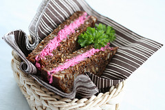 Rukkileib peedi-mädarõikakreemiga