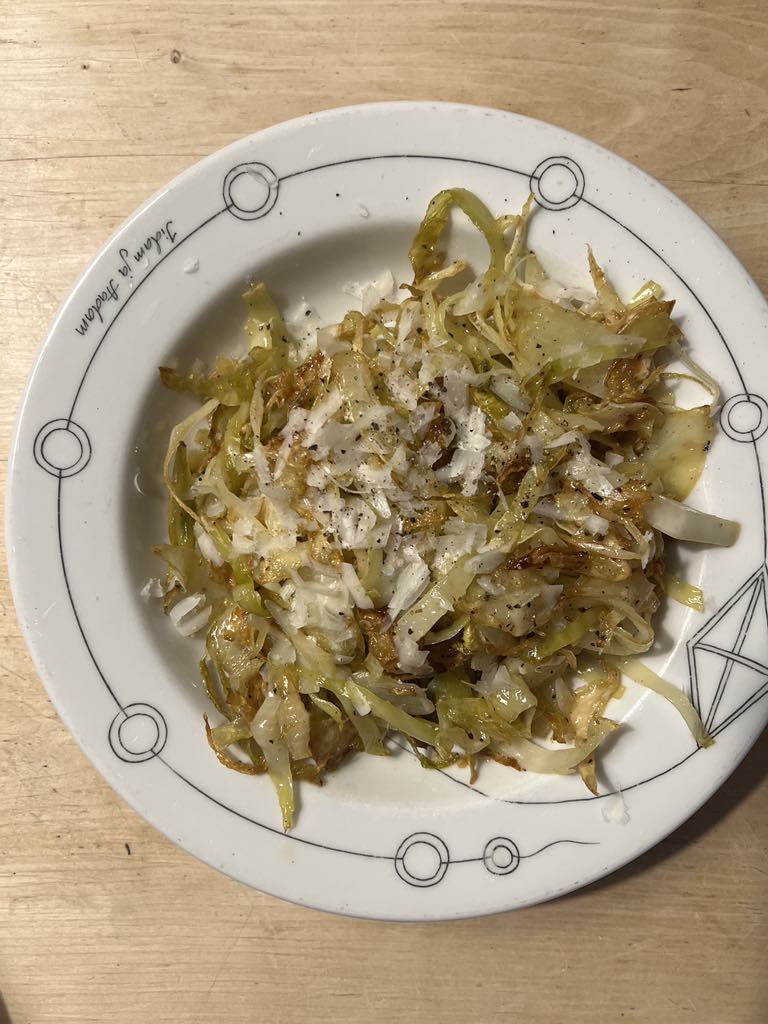 Kapsas juustu ja pipraga (Cacio e pepe kapsas)