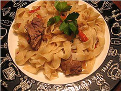 Makaronid kanamaksa ja röstitud paprikaga