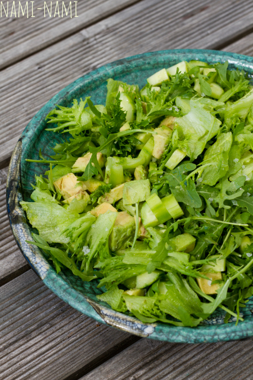 Roheline salat rukola, kurgi ja avokaadoga