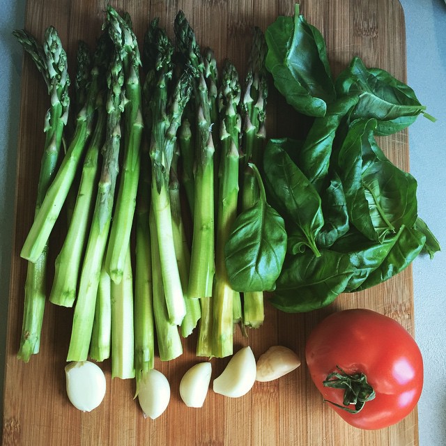 Makaronid spargli-koorekastmes