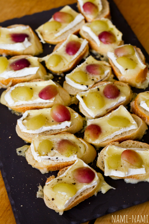 Krõbesaiad Brie juustu ja viinamarjadega