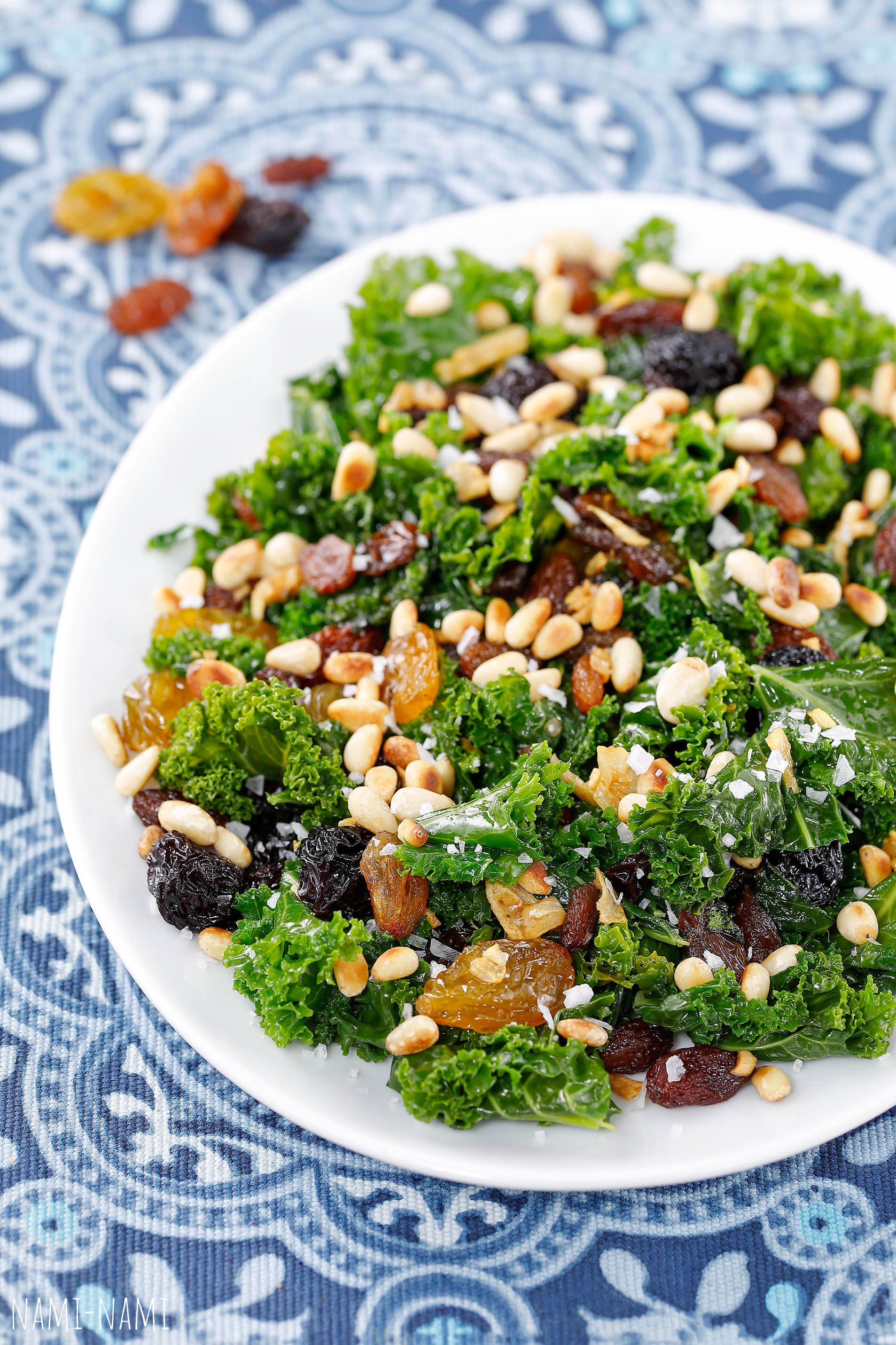 Lehtkapsas rosinate ja röstitud piiniaseemnetega